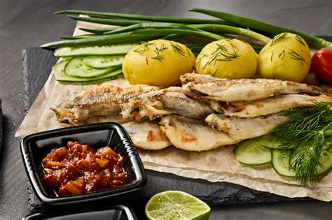 감자 채소 라임 소스와 함께 제공하는 튀긴 빙어 회색 슬레이트 배경 감자 요리에 대한 스톡 사진 및 기타 이미지 감자 요리 감자튀김 건강한 식생활 Istock