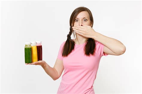 재미 여자는 흰색 바탕에 격리 하는 병에 녹색 빨간색 노란색 해독 스무디의 행을 보유 하고있다 적절 한 영양 섭취 채식 음료