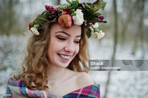 겨울 날 눈 덮인 숲에서 체크 무늬 격자 무늬에 화 환과 곱슬 귀여운 금발 소녀 겨울에 대한 스톡 사진 및 기타 이미지 겨울