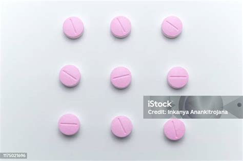 Obat Resep Obat Tablet Atau Pil Dengan Warna Merah Muda Pada Latar