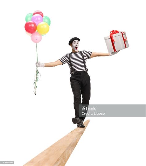 나무 기둥 위를 걷고 풍선과 선물 상자를 들고 있는 쾌활한 마임 30 34세에 대한 스톡 사진 및 기타 이미지 30 34세 가득 찬 걷기 Istock