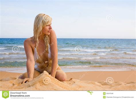 Mulher Nova E Mar Bonitos Foto De Stock Imagem De F Mea