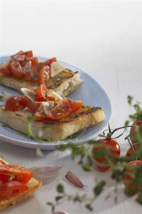 Ciabatta Brot Mit Tomaten Und Zwiebelscheiben Im Teller Lizenzfreies
