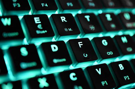 타이핑 게임 또는 인터넷 서핑을 위한 조명이 있는 키보드입니다 0명에 대한 스톡 사진 및 기타 이미지 0명 가상현실 개념