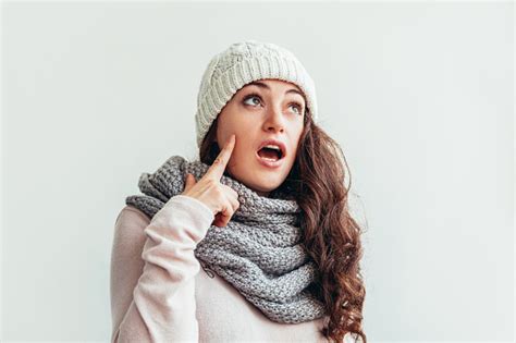 흰색 배경에 고립 된 따뜻한 옷 모자와 스카프를 입고 웃는 소녀 개념에 대한 스톡 사진 및 기타 이미지 개념 건강한 생활방식 겨울 Istock