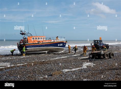 Recovering The Cromer Lifeboat Rnlb Royal Shipwright From The Beach