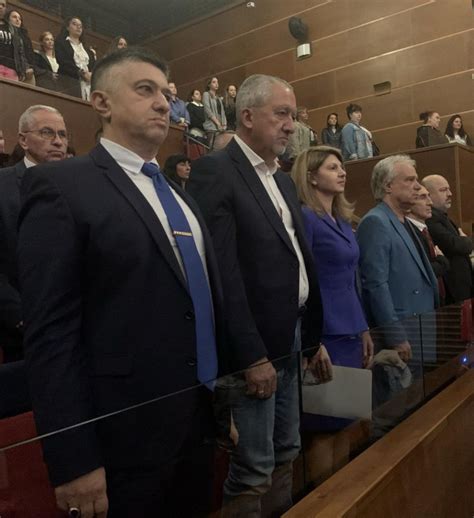 Агенция Сливен ОБЛАСТНИЯТ УПРАВИТЕЛ ЧАВДАР БОЖУРСКИ УВАЖИ ДИПЛОМИРАНЕТО НА НОВИТЕ МЕДИЦИНСКИ