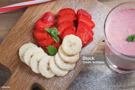 맛 있는 딸기와 바나나 스무디 또는 신선한 딸기와 밀크 쉐이크 딸기와 바나나의 신선한 요구르트 건강 한 아침 식사입니다 0명에