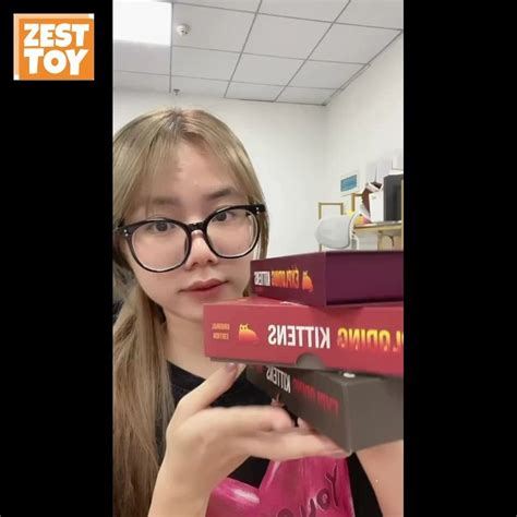 Exploding Kittens Card Game แสดงเกม ภาษาอังกฤษ เป็นเกมปาร์ตี้ครอบครัว