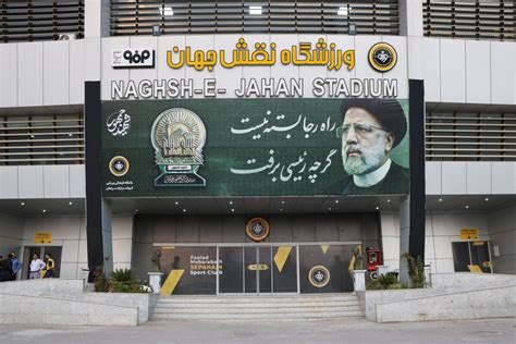 تصاویری از ادای احترام به رئیس جمهور شهید و یارانش در ورزشگاه نقش‌جهان