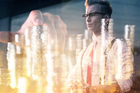 동전 스택과 금융 차트와 스마트 백인 사업가 성공적인 전략 관리 아이디어 개념 개념에 대한 스톡 사진 및 기타 이미지 개념 거래자 검사 보기 Istock