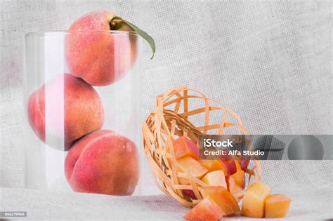 회색 직물 배경에 밝은 달콤한 복숭아의 구성 유리 꽃병에 3 개의 전체 복숭아의 클로즈업 미식가에 대한 스톡 사진 및 기타 이미지 Istock