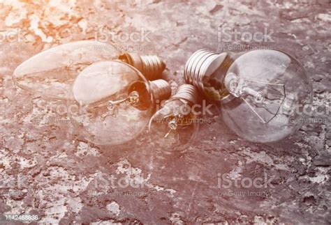 회색 콘크리트 배경에 백열 전구의 많은 다른 유형 내부는 로프트 스타일입니다 0명에 대한 스톡 사진 및 기타 이미지 0명 Incandescent Bulb 개념