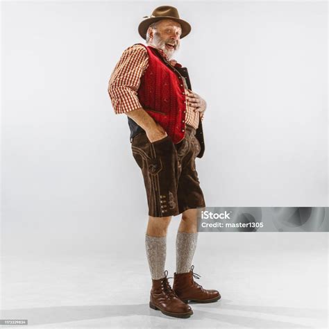 전통적인 바이에른 의상을 입은 옥토버페스트 남자의 초상화 남성에 대한 스톡 사진 및 기타 이미지 남성 노인 반바지 Istock