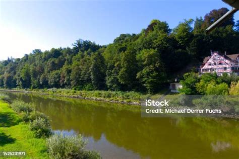 화창한 여름날 시골 마을 Andelfingen Canton Zürich에서 Thur River의 경치를 감상 할 수 있습니다 0명에 대한 스톡 사진 및 기타 이미지 Istock
