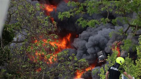 На заводе который производит ЗРК Iris T для Украины вспыхнул мощный пожар фото