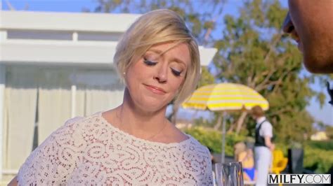 Milfy Boner Greedy Socialite Dee Screws Server At House Party