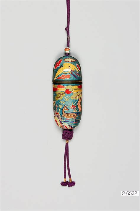 청해 On Twitter 제가 이번에 우선 도전해 볼 것은 국중박 소장품인 안경집인데요 왼쪽 구석의 항아리 뒤에 사슴 같은데 분명히 얼굴이랑 무늬가 사슴인데