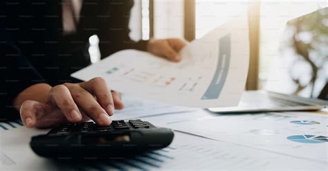 재무 사업가 회계사 또는 은행가 계산을 계산하기 위해 계산기를 사용하여 회계 저축 비즈니스 파이낸싱 회계 은행 및 경제 개념 사진 Unsplash의 태국 이미지