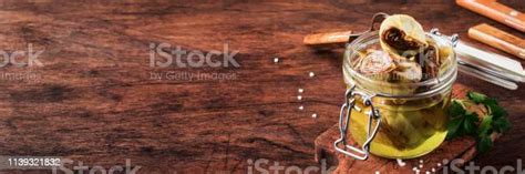 올리브 오일의 통조림 양 인데 유리 항아리 소박한 나무 식탁 정물화 얕은 Dof 선택적 초점 0명에 대한 스톡 사진 및 기타
