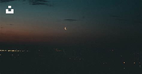하늘에 달이 떠 있는 밤의 도시 풍경 사진 Unsplash의 무료 회색 이미지