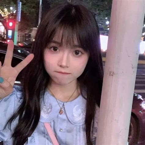 可爱女生比耶手势微信头像 小姐姐歪头比耶真人女生头像