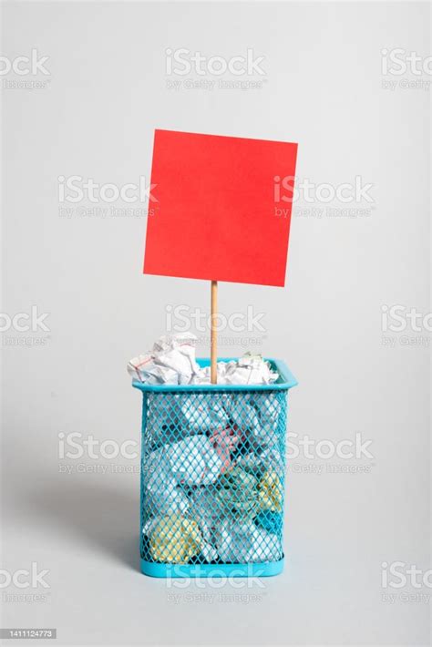 종이 포장과 중요한 메시지가 스틱에 고정 된 케이스로 가득합니다 구겨진 메모와 나무 조각에 붙어있는 중요한 정보로 가득 찬 빈