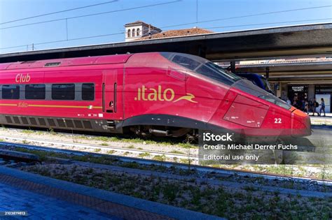 베니스의 기차역에서 빨간 이탈리아 고속 열차의 측면 모습 금색에 대한 스톡 사진 및 기타 이미지 금색 급행 열차 0명 Istock