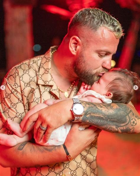 Jo Vetëm Një Bashkëshort Ideal Por Edhe Një Baba I Dedikuar Luiz Ejlli I Këndon Vogëlushes Së