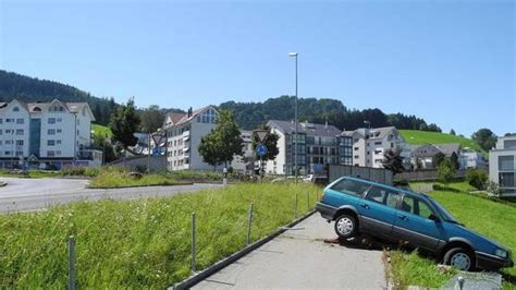 Abgeschlepptes Auto Macht Sich Selbständig