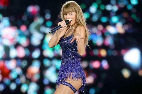 Taylor Swift Hilariously Embraces Minor Wardrobe Malfunction At Tampa