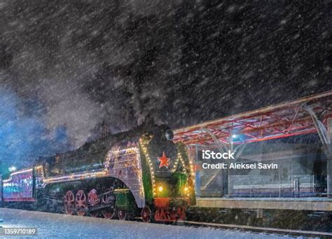 눈 속에서 오래된 증기 기관차 크리스마스장식 빈티지 열차 산타 클로스에 대한 스톡 사진 및 기타 이미지 산타 클로스 기차 신속 배달 Istock