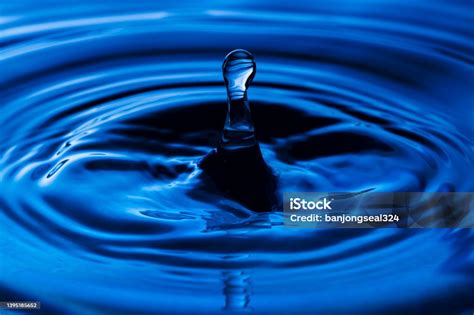 매크로 물 방울 블루 스플래시 물방울 유리 방울 튀김 스프레이 물 에서 추상적인 모양 여러 가지 빛깔의 물 방울 0명에 대한 스톡 사진 및 기타 이미지 Istock