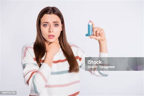 기관지 경련 의 고통 여자 가 흡입 약물 착용 스트라이프 풀오버 고립 된 흰색 배경 슬픔에 대한 스톡 사진 및 기타 이미지 슬픔 천식 흡입기 아픔 Istock