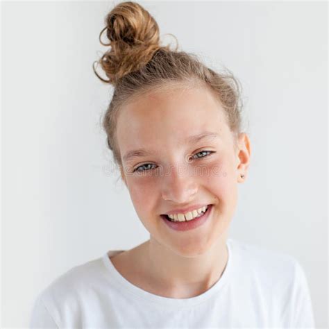 Portrait Lächelnd Junge Mädchen Teenager Stockbild Bild Von Mädchen