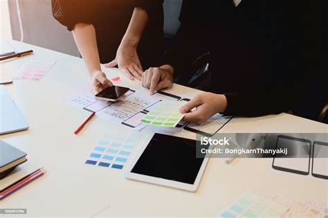 Desainer Ui Ux Membuat Sketsa Aplikasi Desain Tata Letak Pada Ponsel