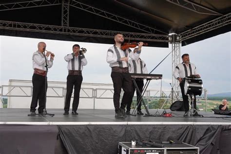 Lecție De Profesionalism Oferită De Taraful Florin Mucea La Strânsura De La Voitinel Suceavalive