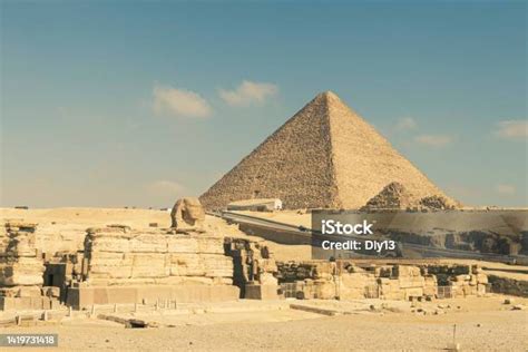 기자의 나일 강 서쪽 둑에있는 그레이트 스핑크스는 고대 기념비적 인 조각품입니다 그것은 거대한 스핑크스 모래 위에 누워있는 사자의 형태로 모 놀리 식 석회암 암석에서 새겨