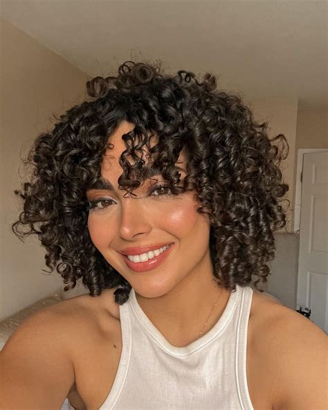 19 Trendy Chin Length Curly Hairstyles Ideas For 2024