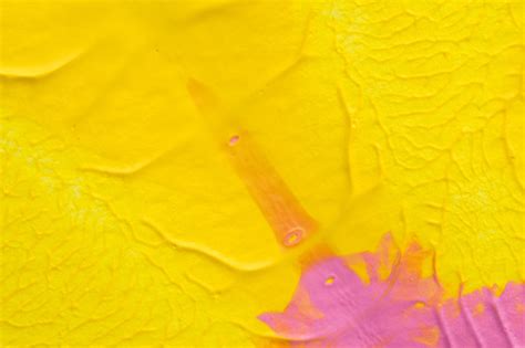 블루 핑크 옐로우 추상 아크릴 페인팅 컬러 텍스처 흰색 종이 배경에 로르샤흐 잉크 블롯 방법을 사용하여 0명에 대한 스톡 사진
