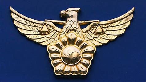 술에 취한 채 구급차 부수고 출동한 경찰에 침 뱉은 20대 붙잡혀