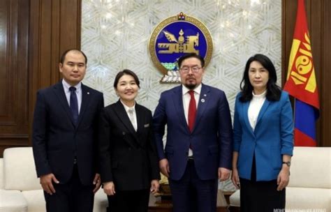 Үндсэн хуулийн Цэцийн шинэ гишүүдэд үнэмлэхийг нь гардууллаа