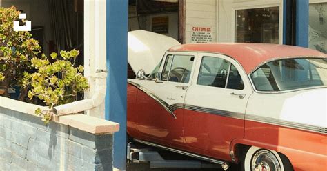 빈티지 자동차 상점에서 서비스를 받는 클래식 자동차 사진 Unsplash의 무료 거리 사진 이미지