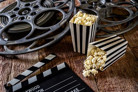 복고풍 나무 배경에 팝콘 물막이 판과 영화 릴의 흑백 줄무늬 가방 0명에 대한 스톡 사진 및 기타 이미지 0명 Date Night Romance Film