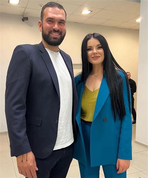 Пълен обрат с дяволския чаровник Яни и Лилия Ето коя го целува СНИМКИ