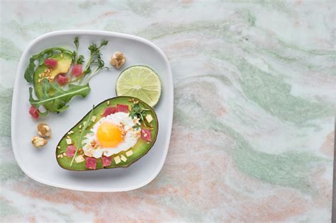 구운된 아보카도 햄 큐브 메 추 라 기 계란과 치즈 녹색 Rucola 샐러드와 함께 보트 0명에 대한 스톡 사진 및 기타 이미지 0명 건강한 식생활 굽기 Istock