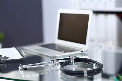 청진 기 노트북 컴퓨터와 유리 테이블에 누워 처방 의료 양식 의학 또는 약 학 개념 의사 작업 테이블에서 의료 도구 개념에 대한 스톡 사진 및 기타 이미지 Istock