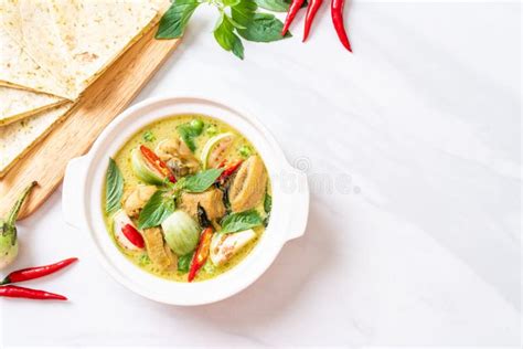 Roti E Caril Verde Com Galinha Foto De Stock Imagem De Prato Bacia