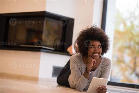 Mujeres Negras Que Usan Una Tableta En El Piso Foto De Stock En Vecteezy