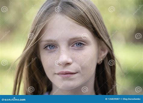 Bella Ragazza Bionda Con Le Lentiggini Allaperto Sul Fondo Della